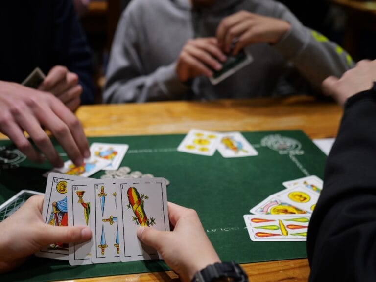 Le Mus, le jeu de cartes traditionnel basque - Paysbasque.net