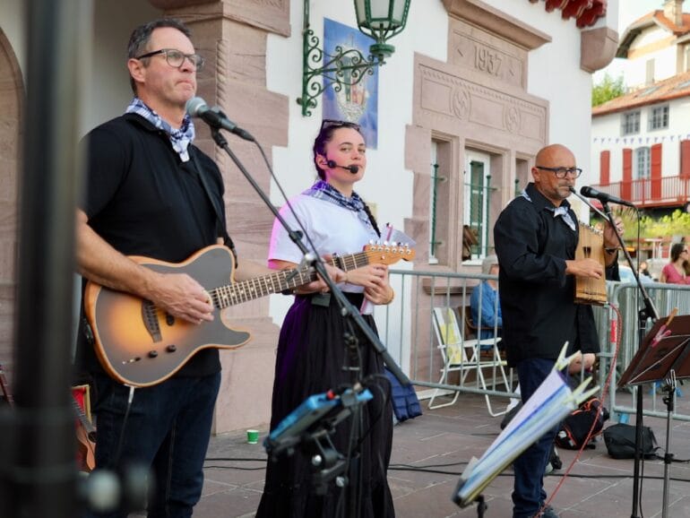 Fandango, la danse incontournable de nos fêtes de village - Paysbasque.net